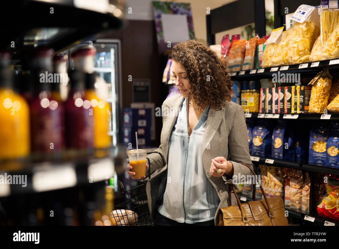 Small grocery store shelves hi-res stock photography and images - Alamy