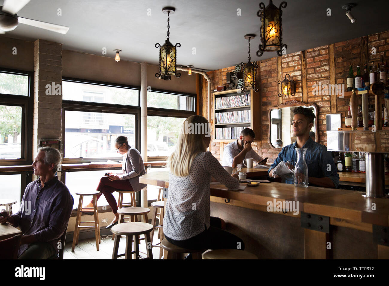 Man woman cafe talking standing hi-res stock photography and images - Alamy