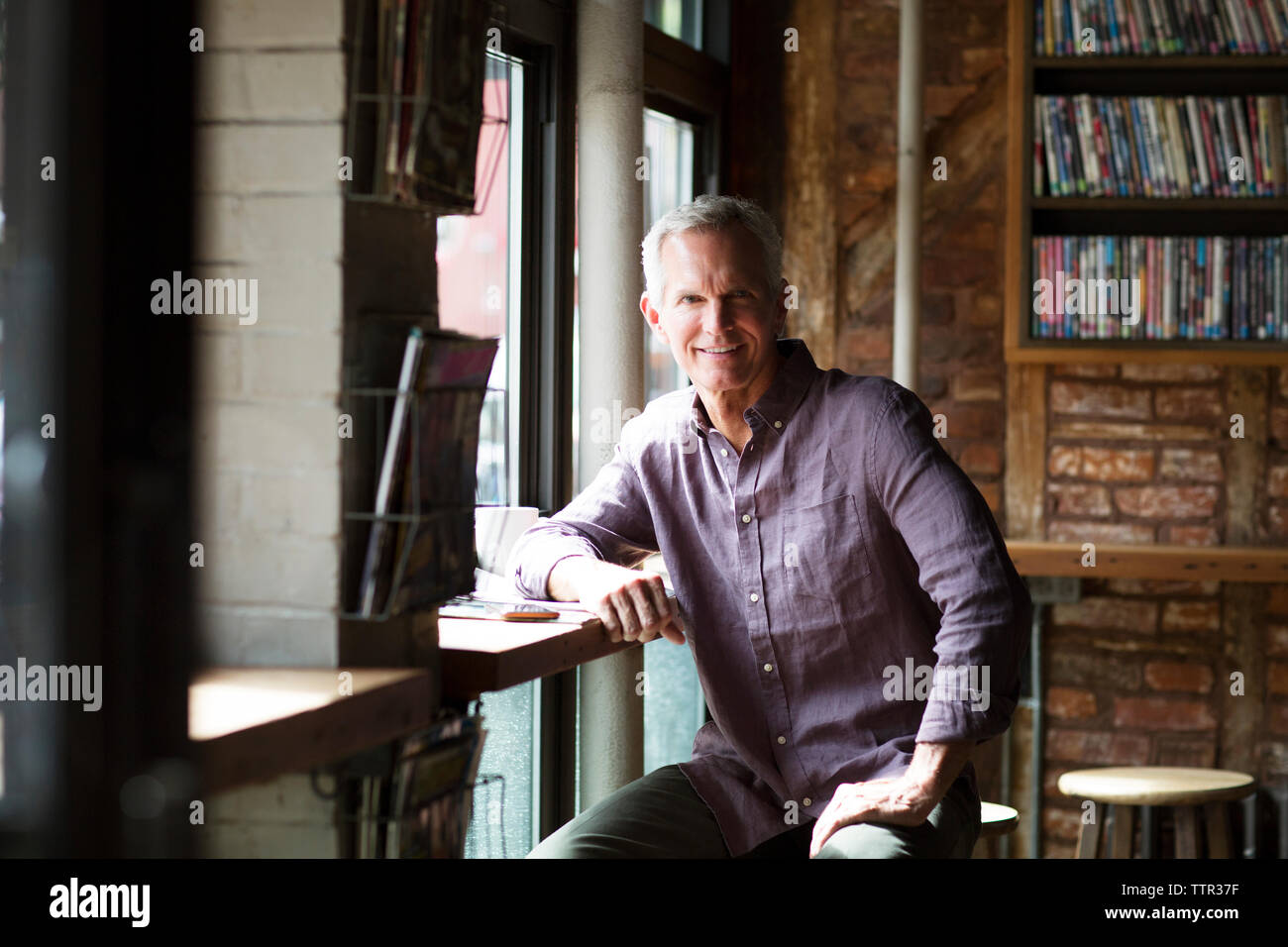 Smiling table hi-res stock photography and images - Alamy
