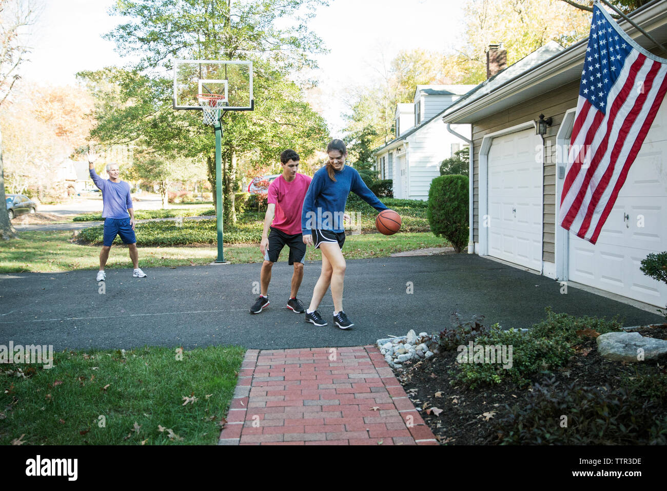 Backyard basketball hoop hi-res stock photography and images - Alamy