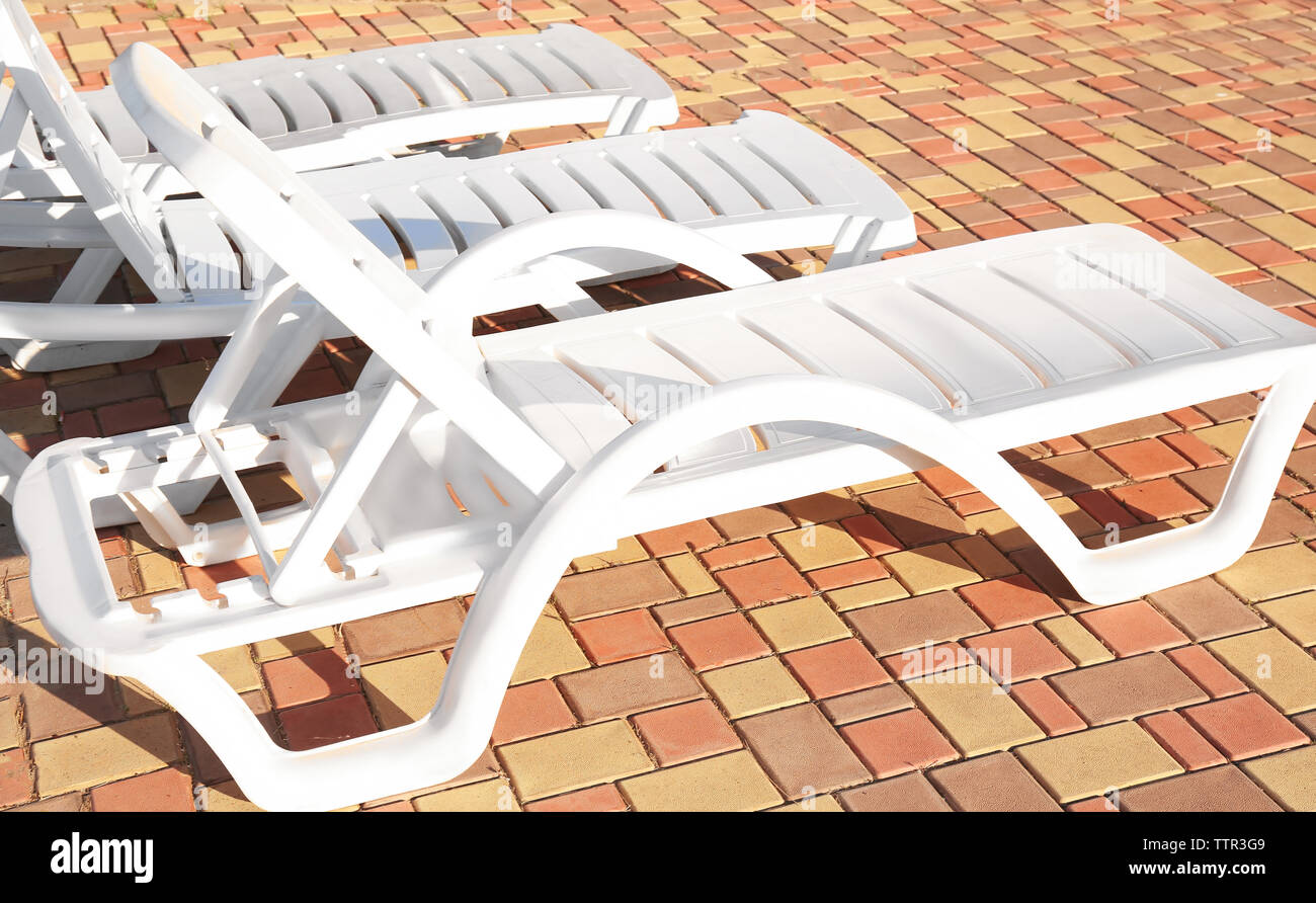 Empty white sun lounger sunbeds hi-res stock photography and images - Alamy