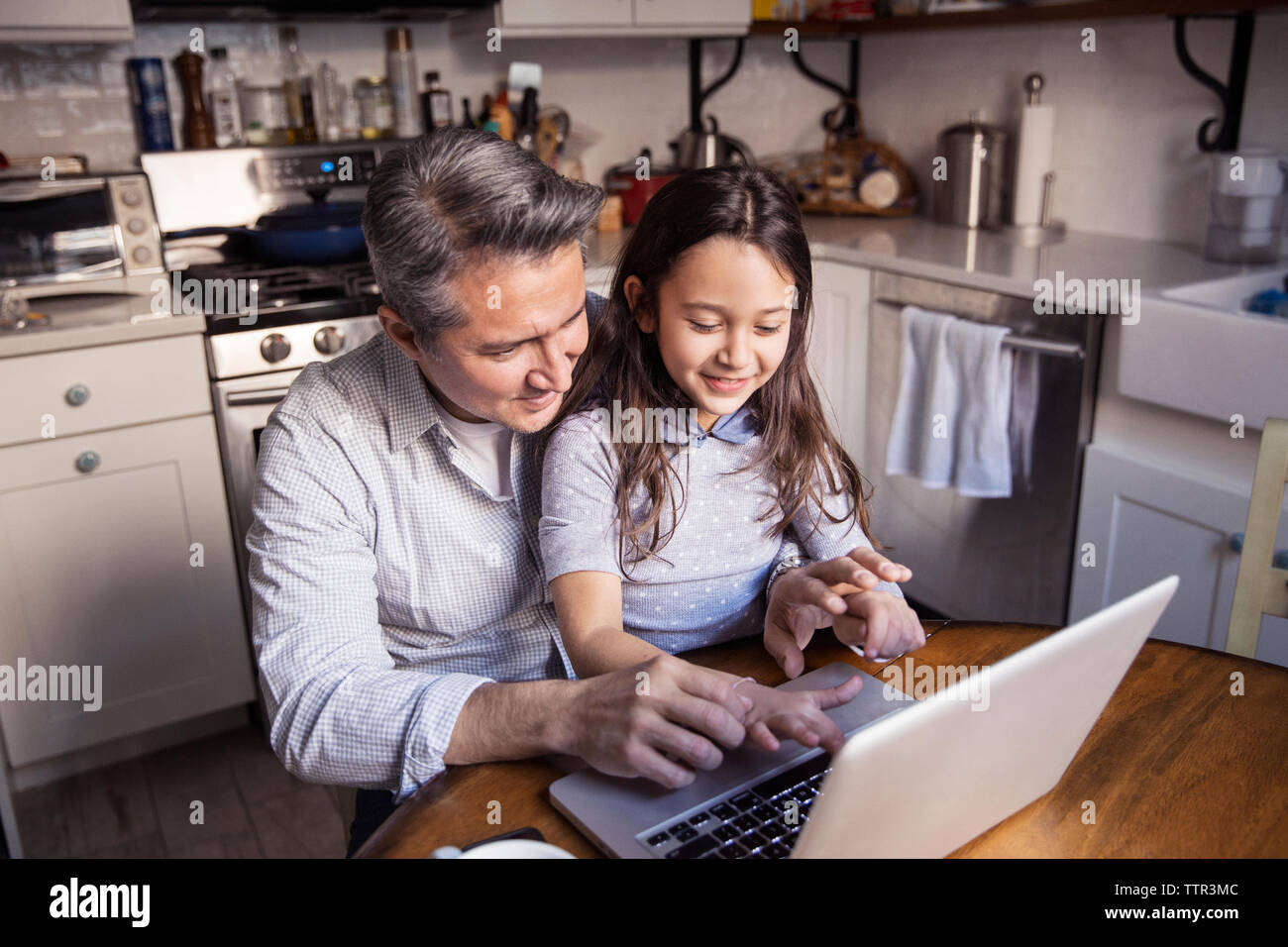 Father daughter laptop hi-res stock photography and images - Alamy