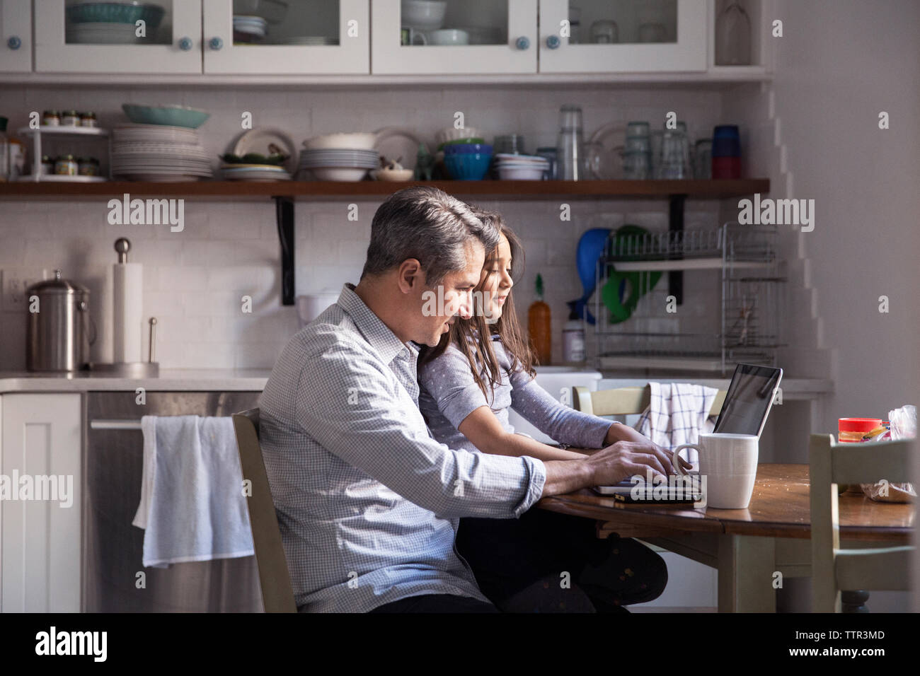 Kitchen to dining table hi-res stock photography and images - Alamy