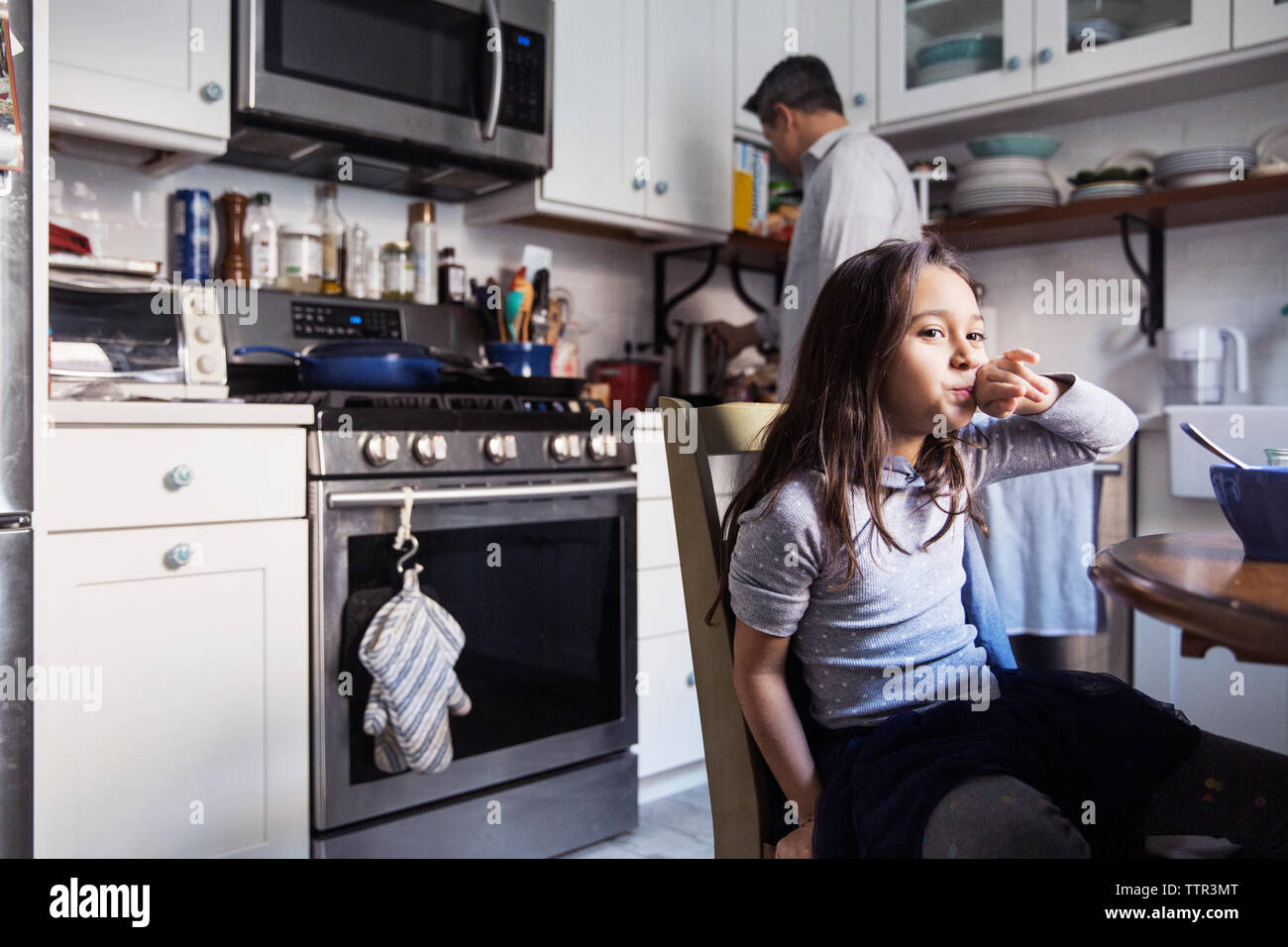 Wiping table hi-res stock photography and images - Alamy