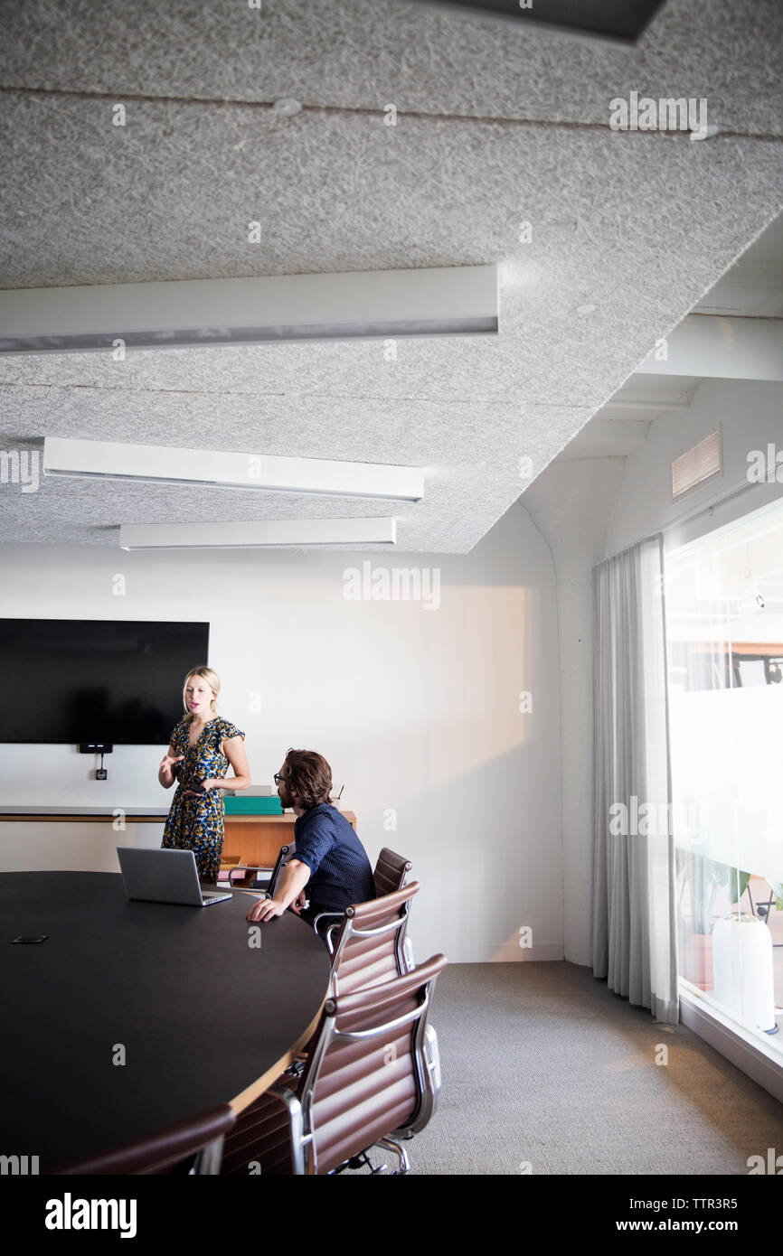 Colleague screen room hi-res stock photography and images - Alamy