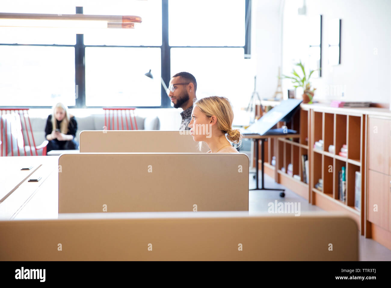 People in an office desks hi-res stock photography and images - Alamy