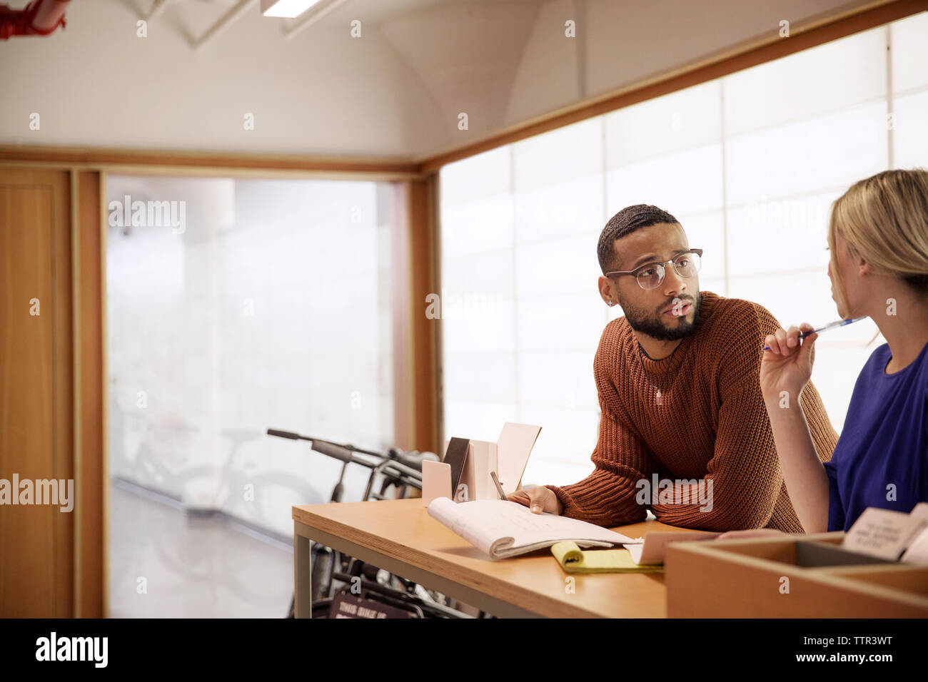 Brainstorming table hi-res stock photography and images - Alamy