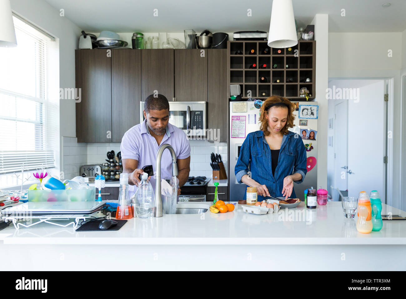 Man making breakfast hi-res stock photography and images - Alamy