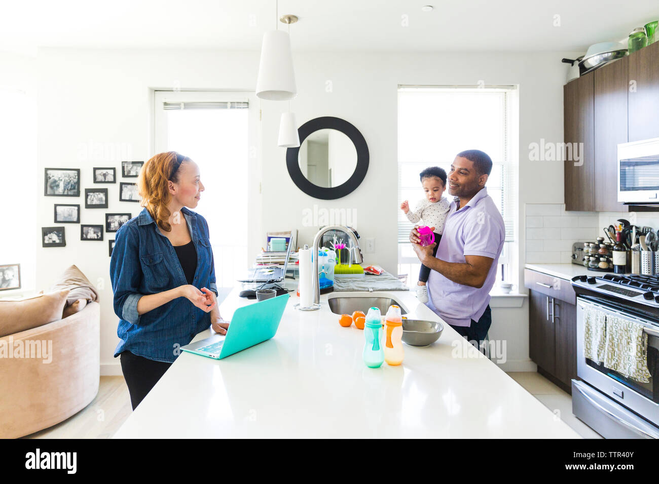Father daughter laptop african hi-res stock photography and images - Alamy