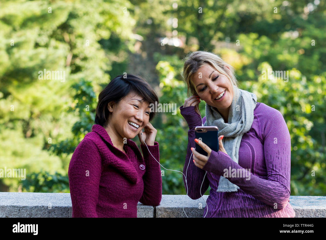 Women listening standing hi-res stock photography and images - Alamy