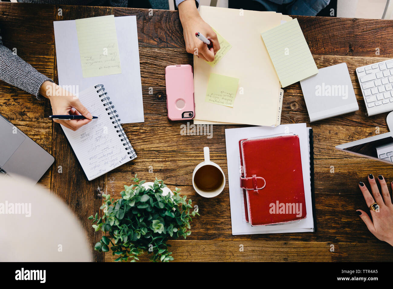 Overhead office desk hi-res stock photography and images - Alamy