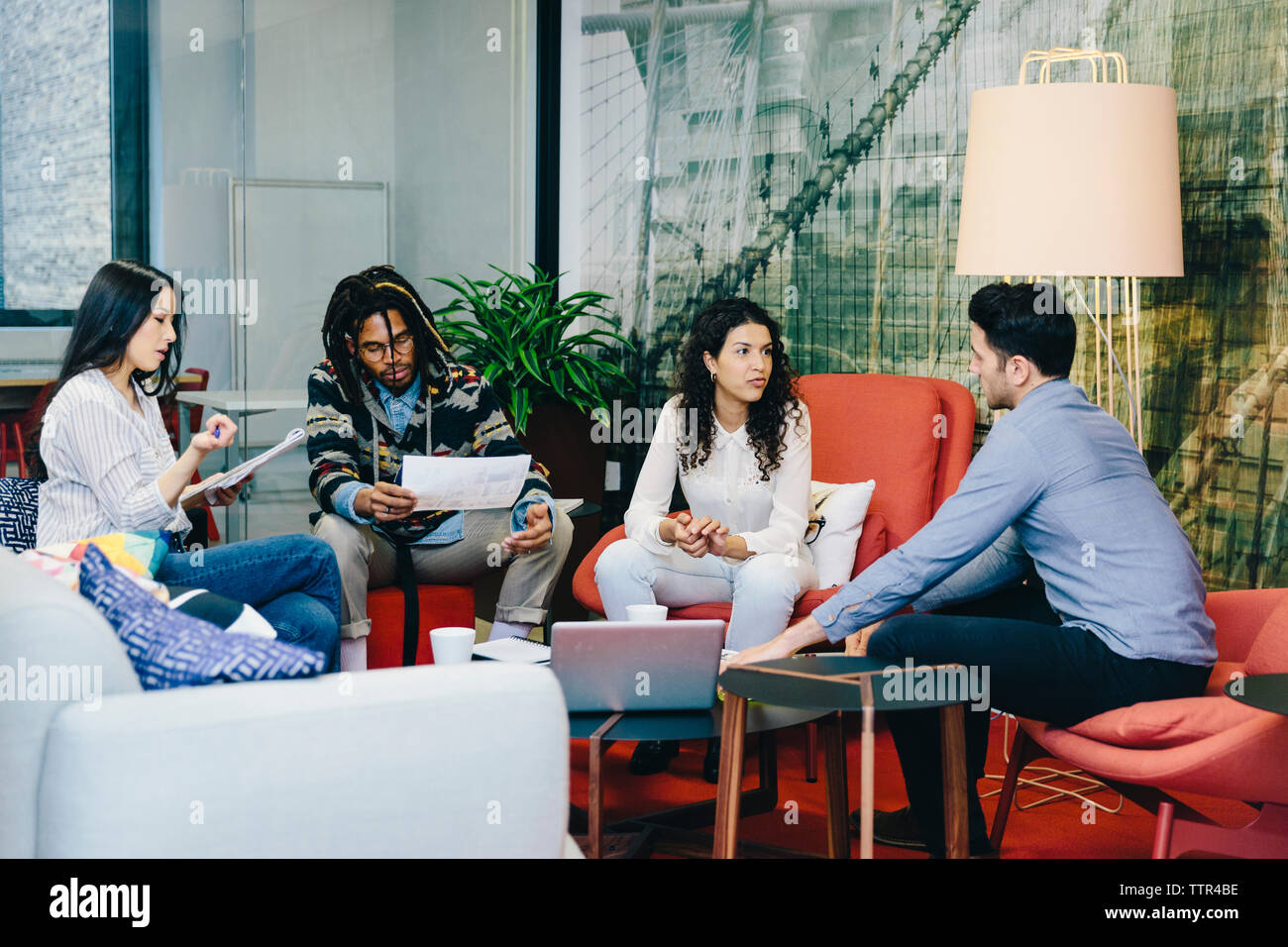 People sitting discussion tables hi-res stock photography and images ...
