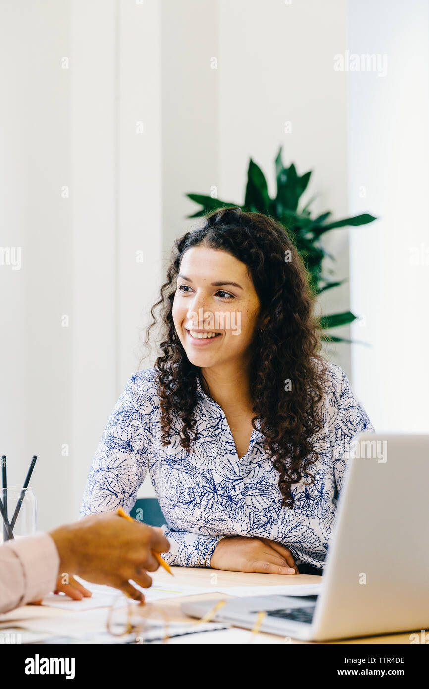 Explaining with hands hi-res stock photography and images - Alamy