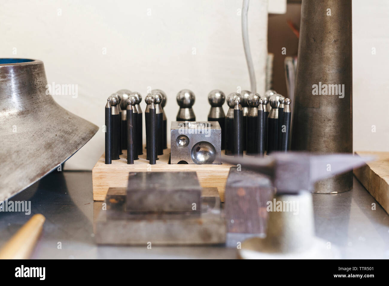 Anvil shape hi-res stock photography and images - Alamy
