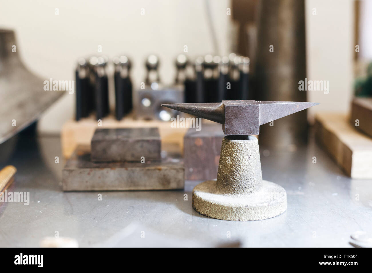 Anvil shape hi-res stock photography and images - Alamy