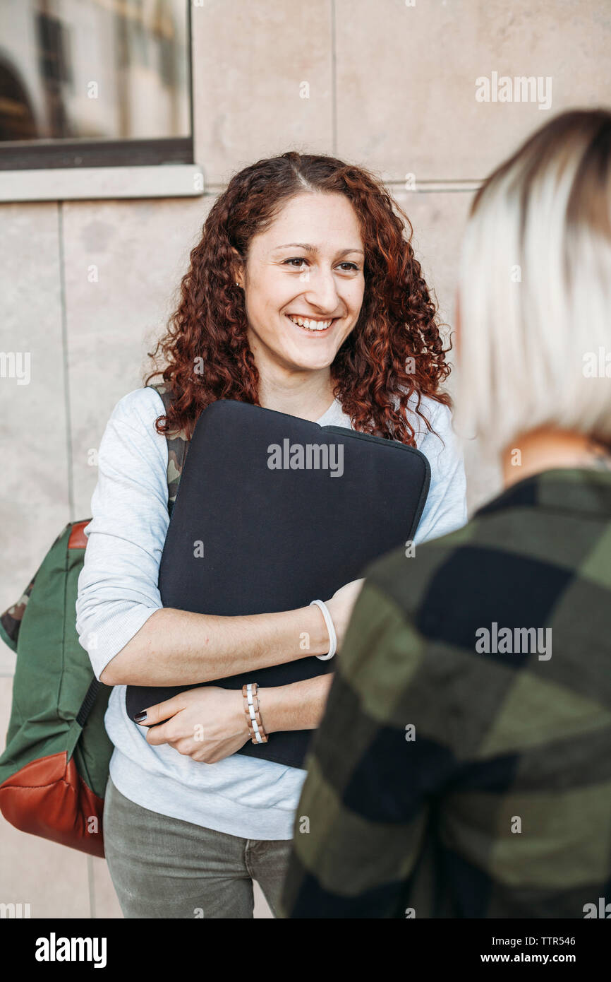 Two people talking hi-res stock photography and images - Alamy