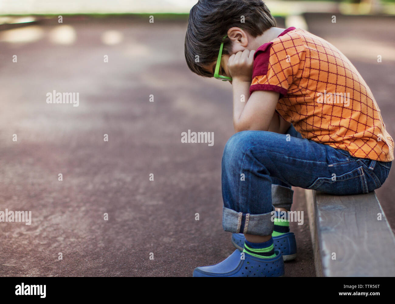 Sitting curb hi-res stock photography and images - Alamy