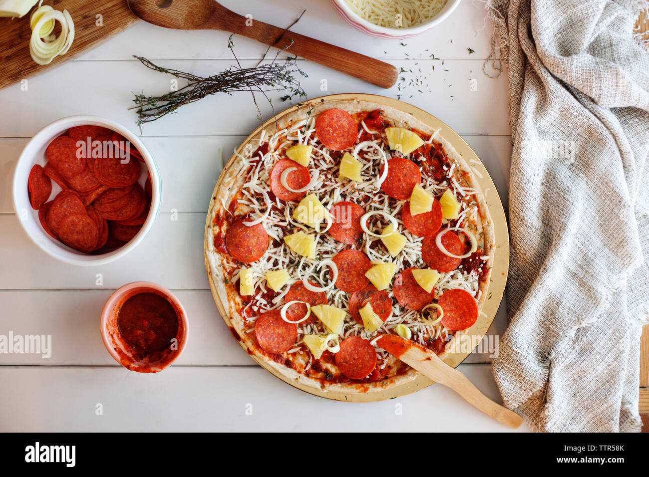 Pineapple pizza overhead hi-res stock photography and images - Alamy