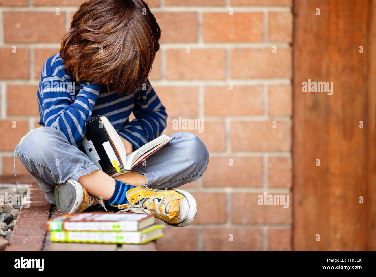 Boy reading hi-res stock photography and images - Alamy