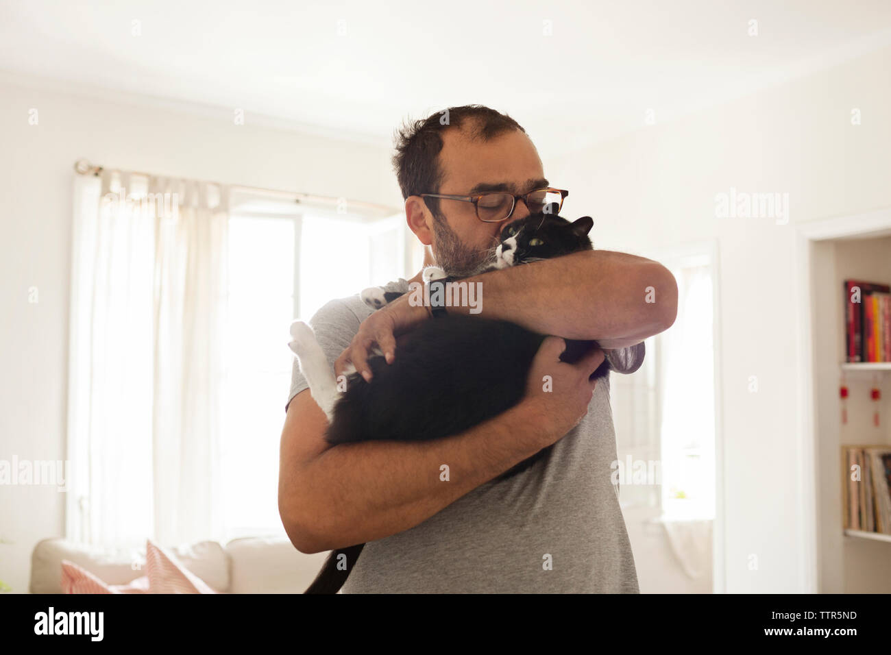 Man and his cat hi-res stock photography and images - Alamy