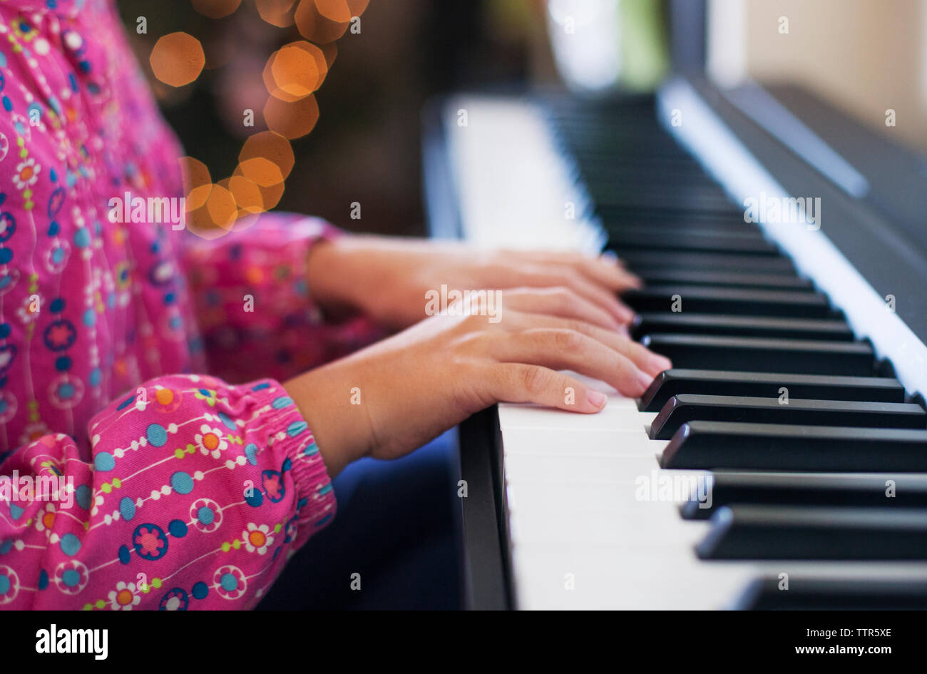 Sitting at the piano hi-res stock photography and images - Alamy