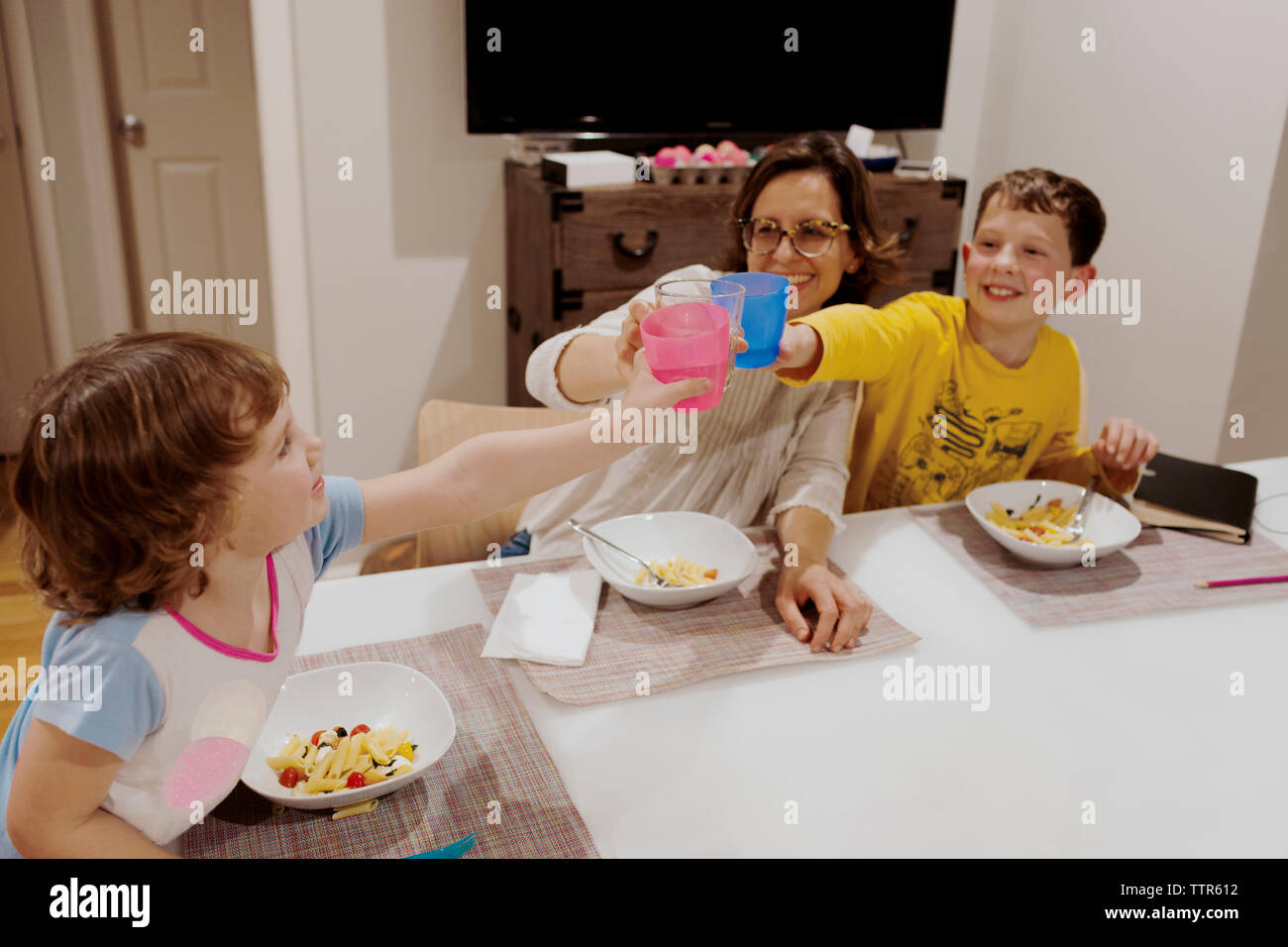 Food toast tv family hi-res stock photography and images - Alamy