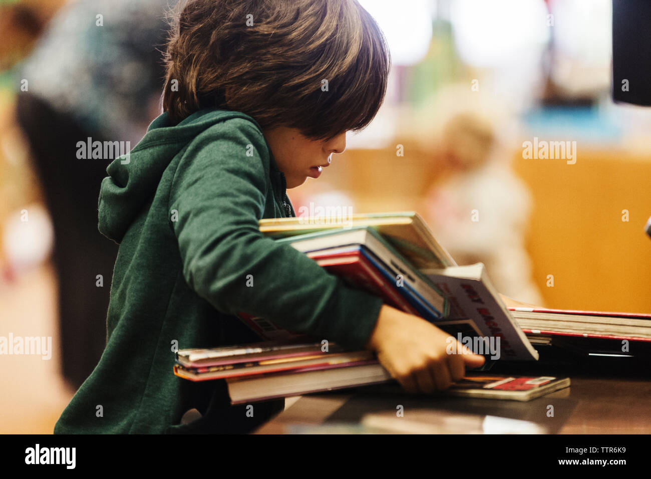 Borrowing library books hi-res stock photography and images - Alamy