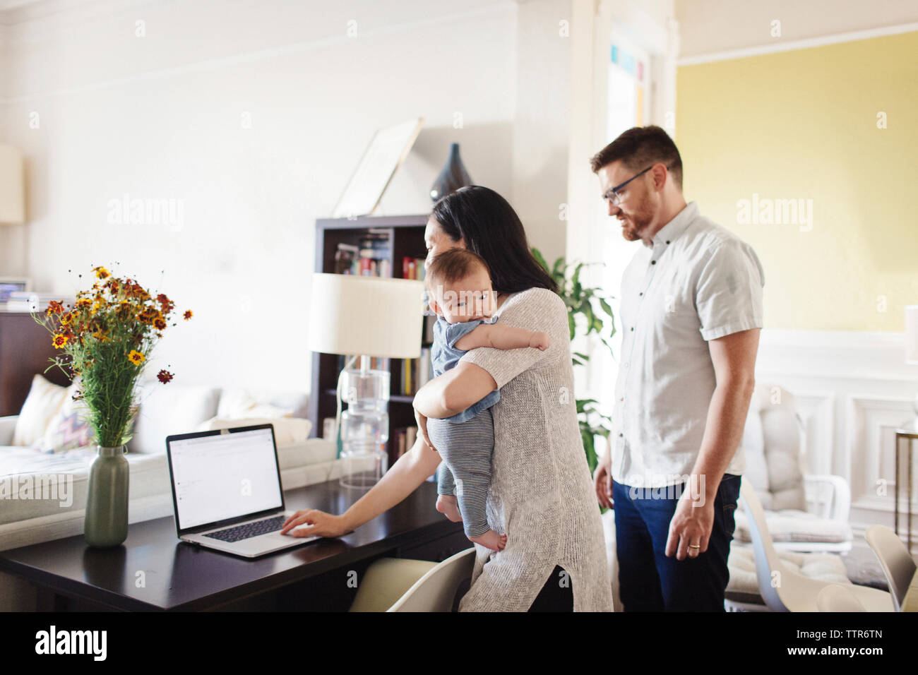 Man carrying computer screen hi-res stock photography and images - Alamy