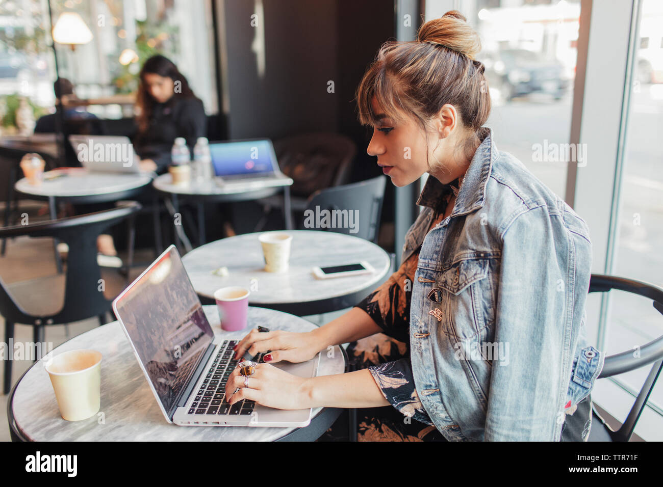 Office worker computer display hi-res stock photography and images - Alamy