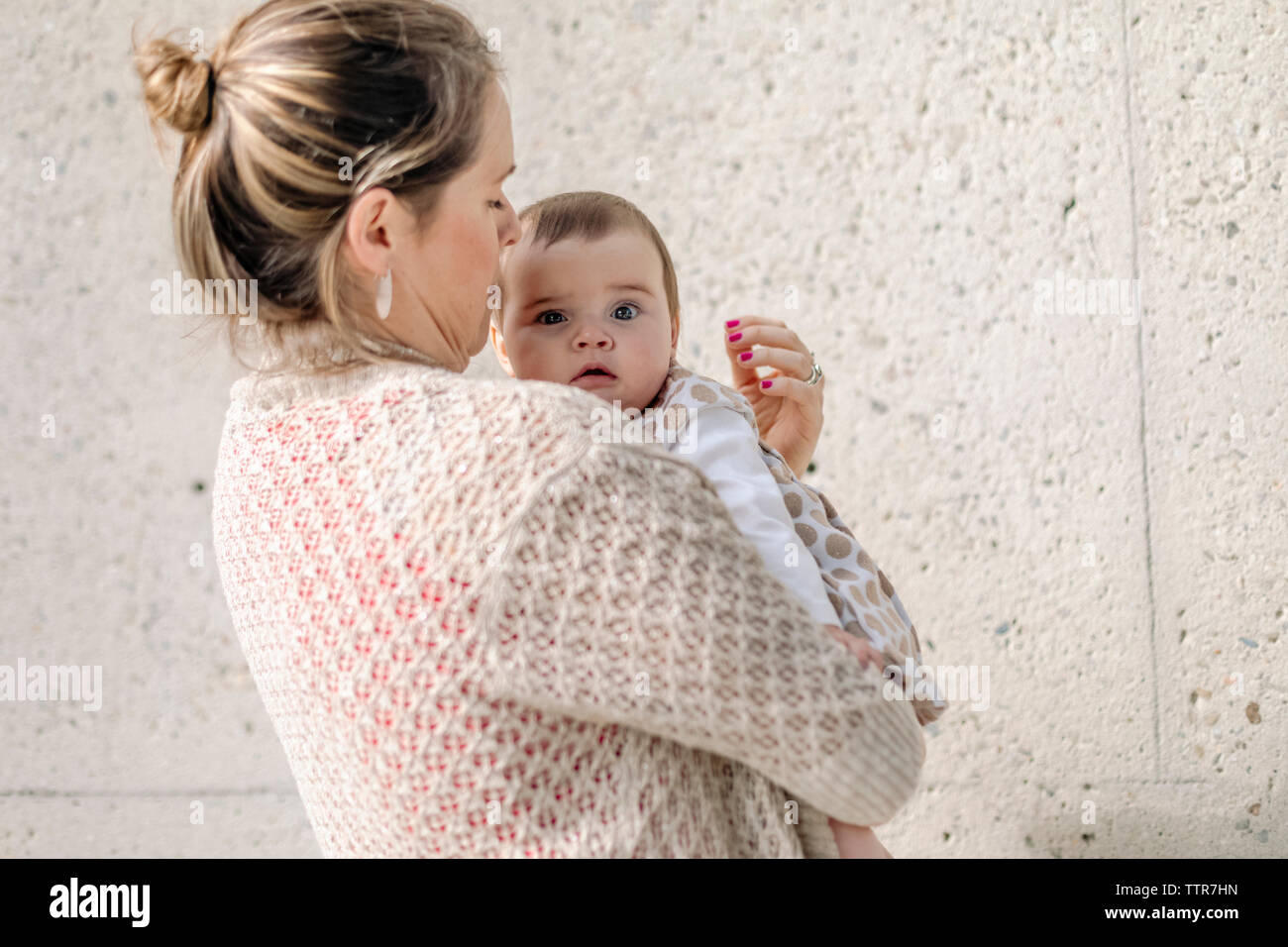Mother baby girl sitting wall hi-res stock photography and images - Alamy