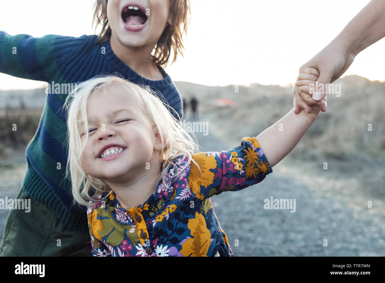 Sister helping younger sister hi-res stock photography and images - Alamy