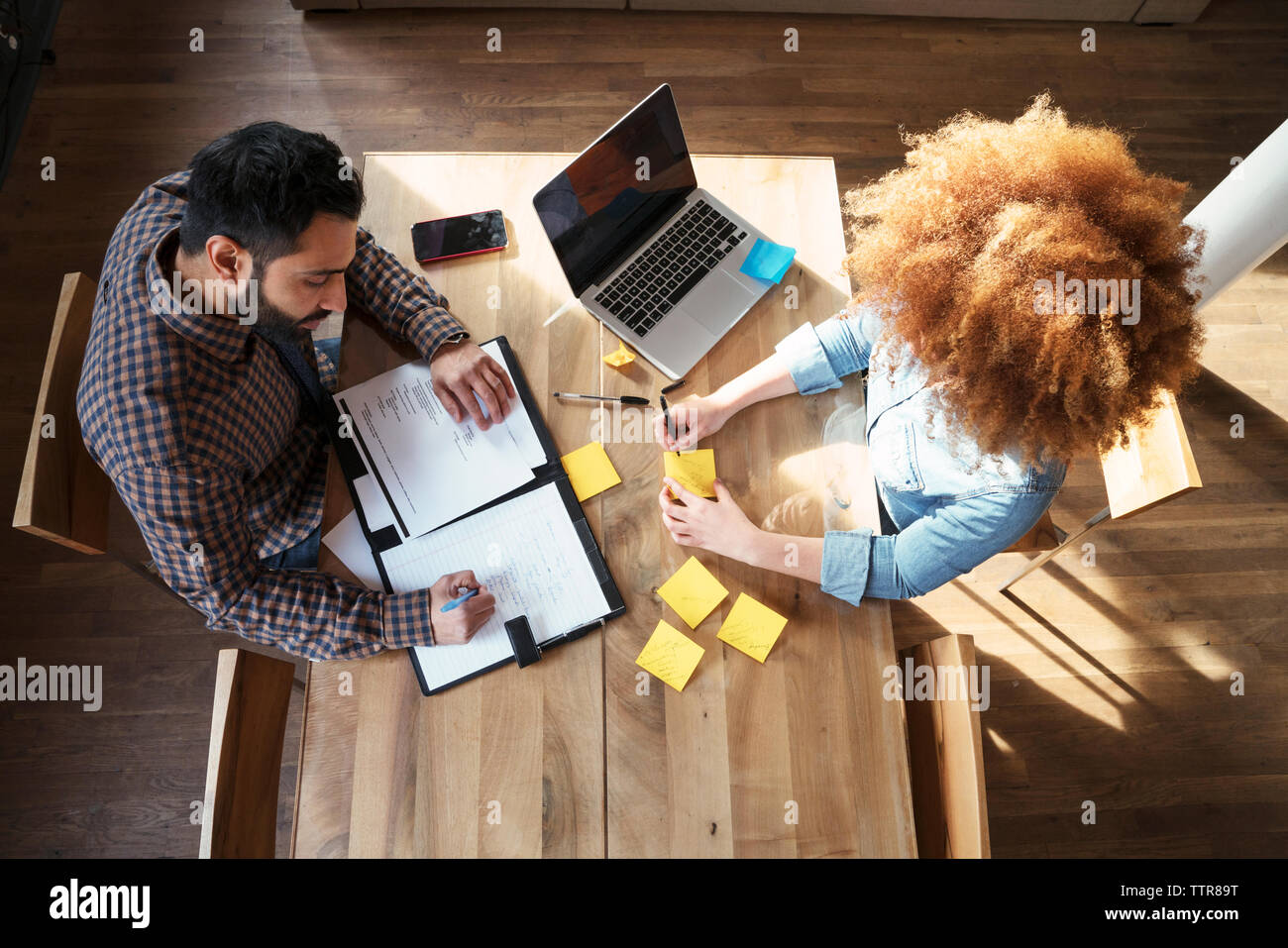 Group of people table mobile hi-res stock photography and images - Alamy