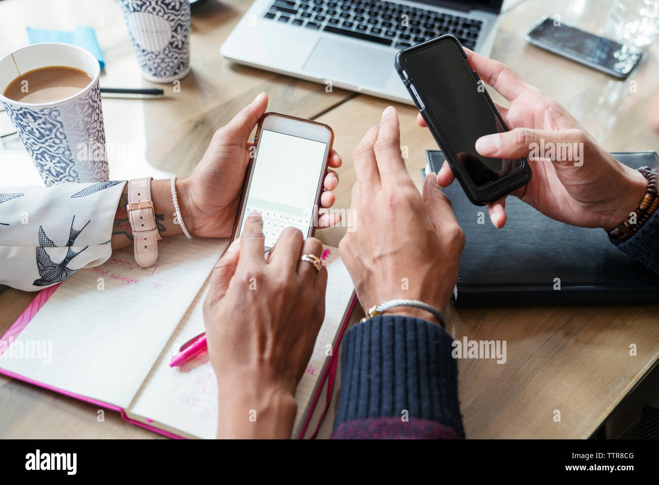 People with phones hi-res stock photography and images - Alamy