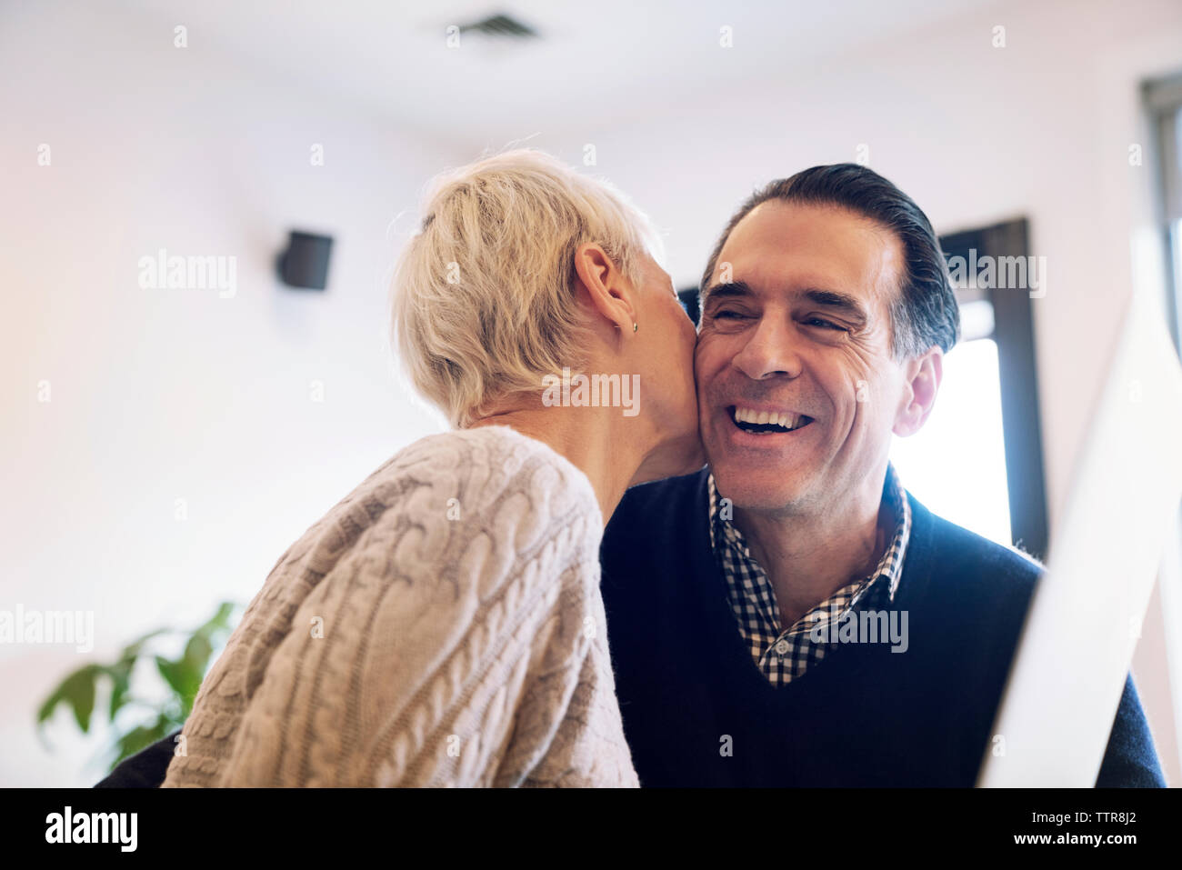 Man kissing computer hi-res stock photography and images - Alamy