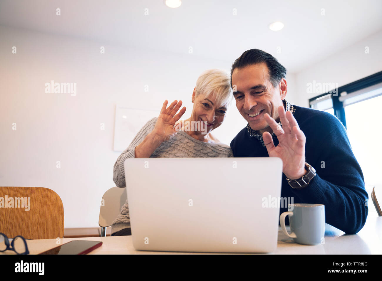Senior laptop couple screen hi-res stock photography and images - Alamy