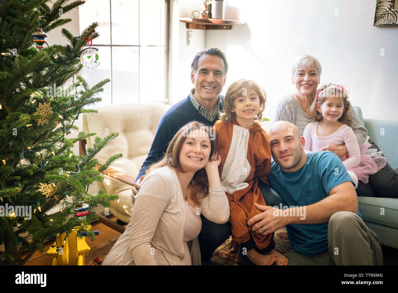 Family celebrating christmas hi-res stock photography and images - Alamy