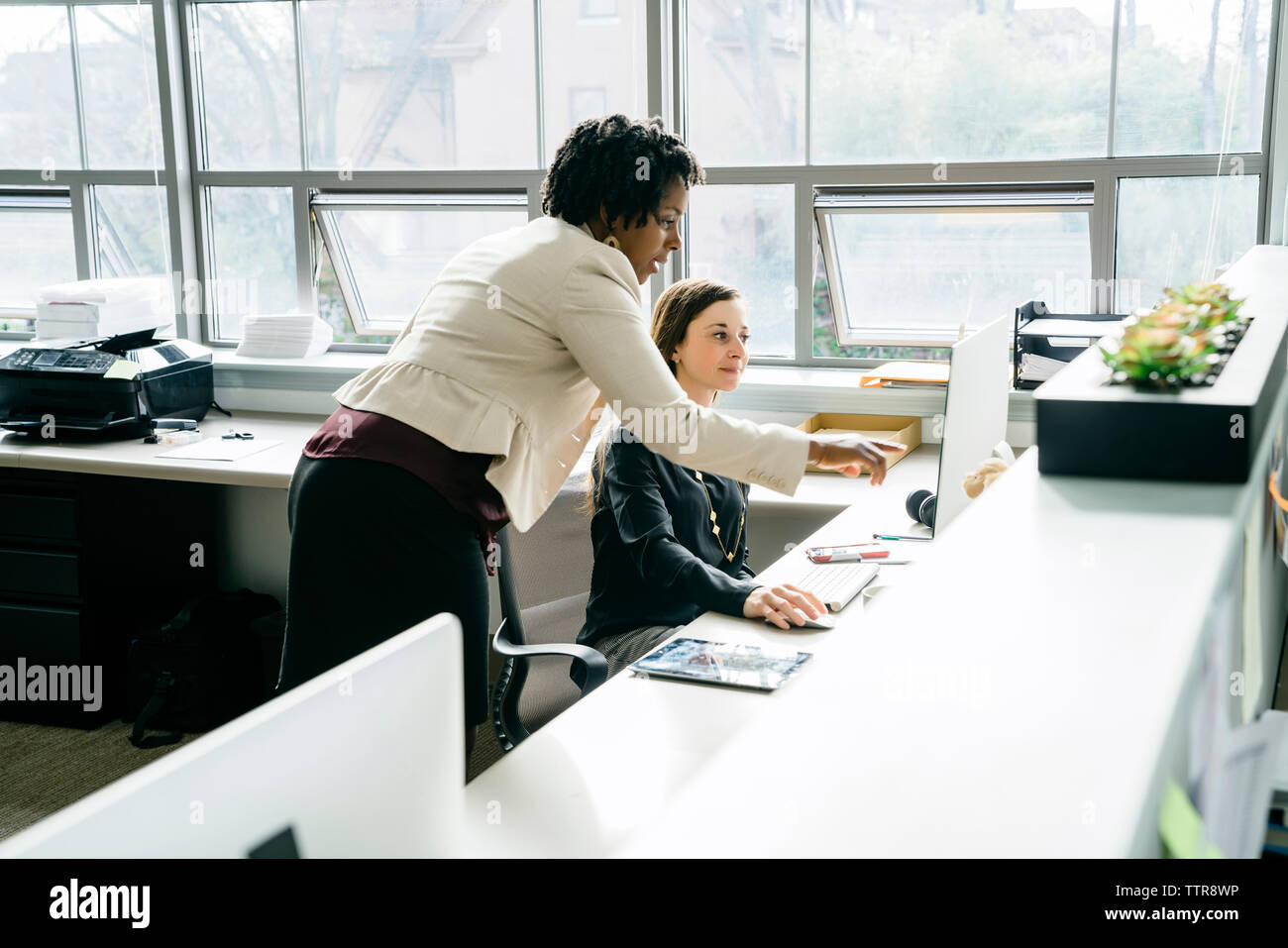Talking at office desk hi-res stock photography and images - Alamy
