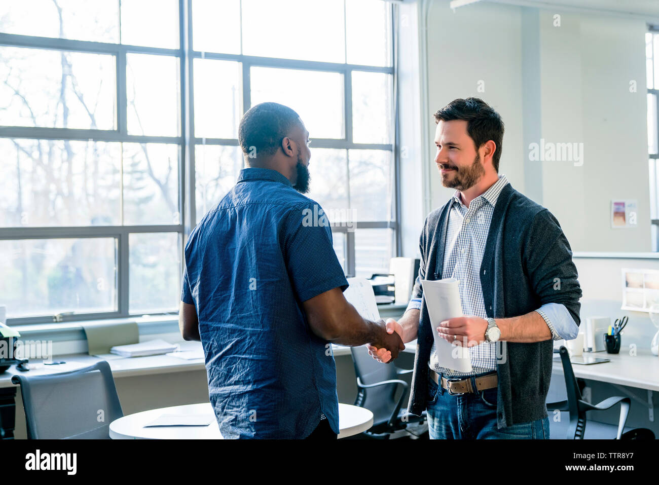 Handshake office hi-res stock photography and images - Alamy