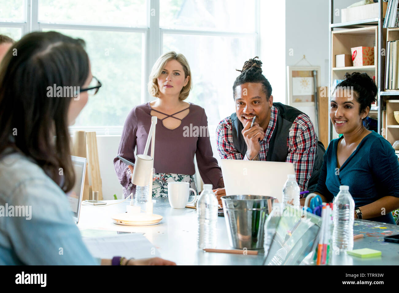 Business discussion hi-res stock photography and images - Alamy