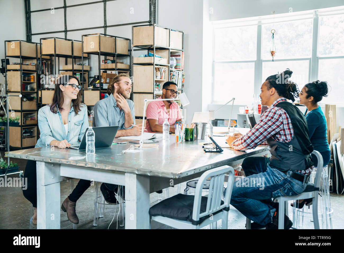 People discussion hi-res stock photography and images - Alamy