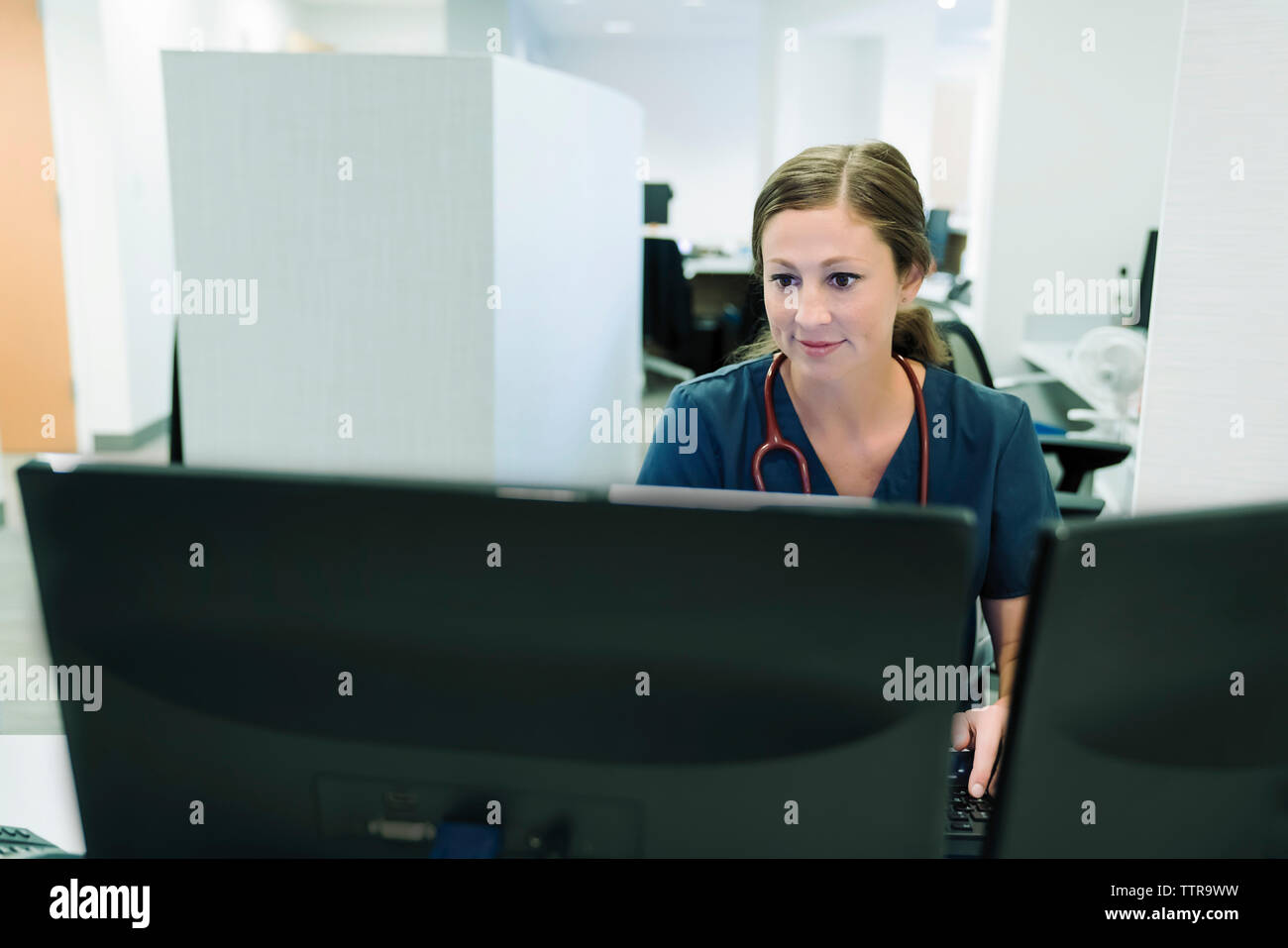 Doctors and nurse using desktop hi-res stock photography and images - Alamy