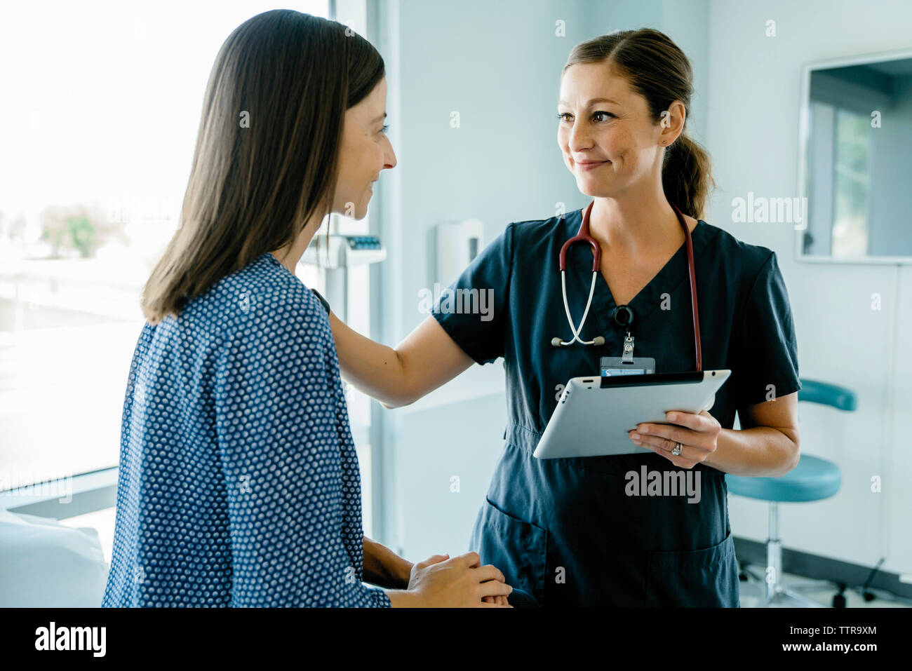 Doctor female patient examination hi-res stock photography and images ...