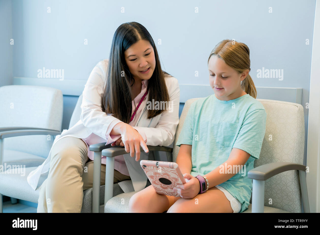Chairs waiting room hospital doctors hi-res stock photography and ...