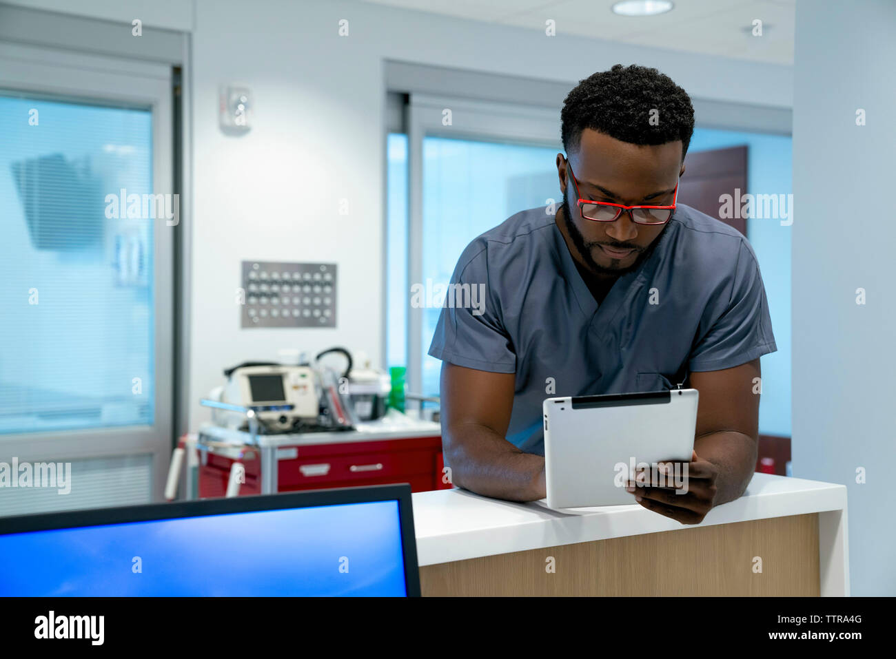 Medical worker reception computer hi-res stock photography and images ...