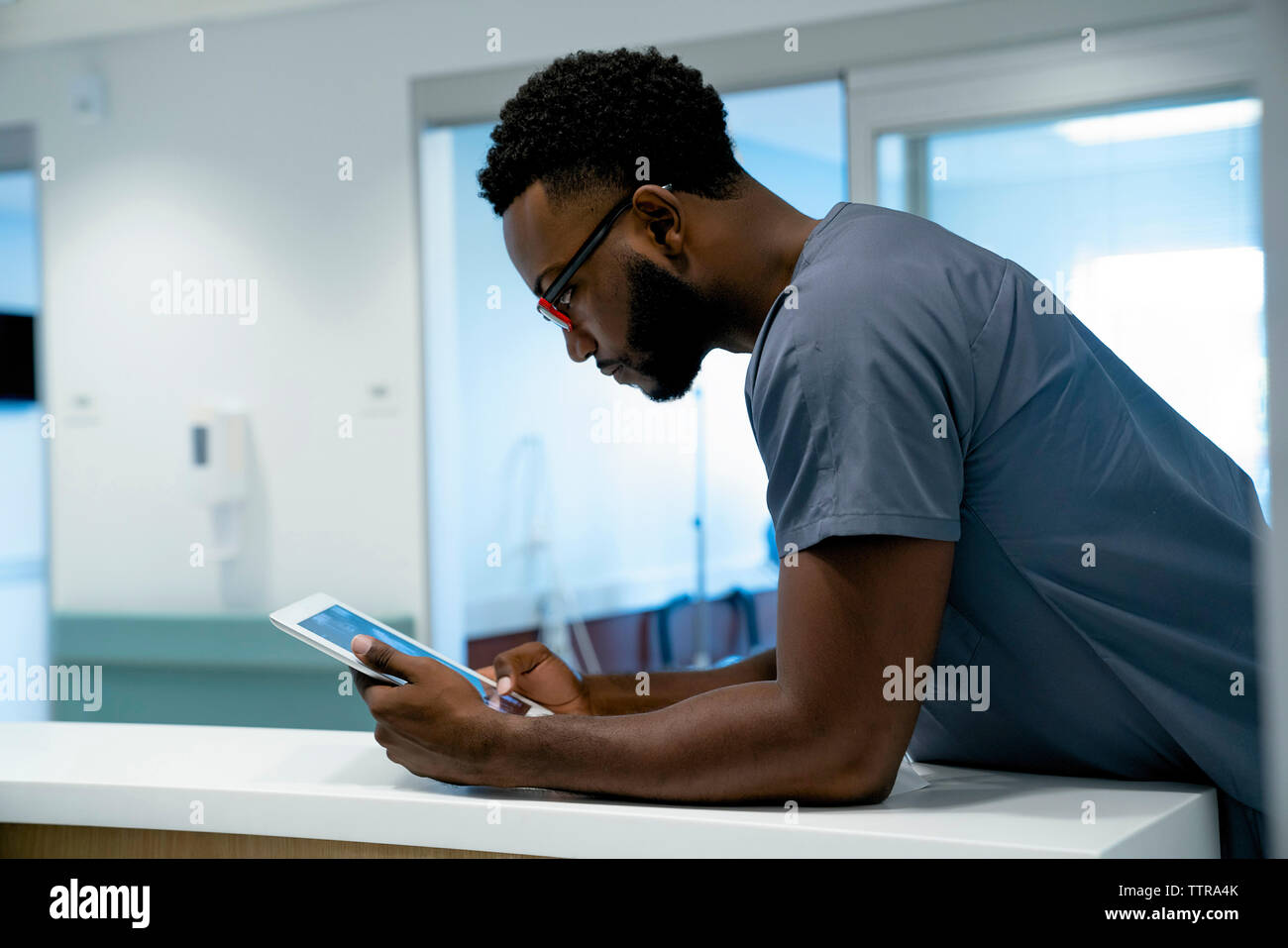 Doctor reception computer hi-res stock photography and images - Alamy