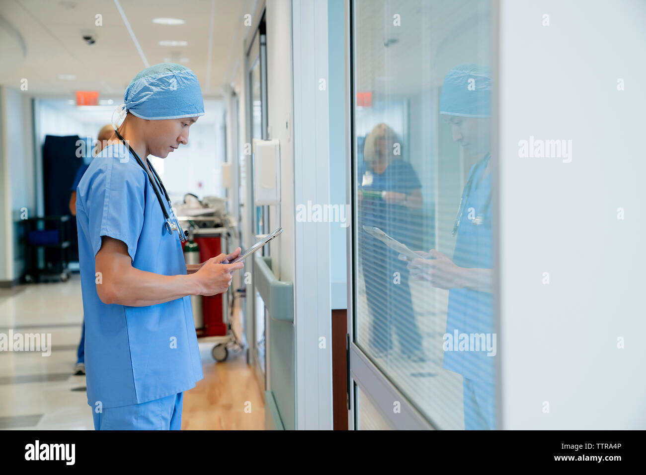 Male doctor scrubs hi-res stock photography and images - Alamy