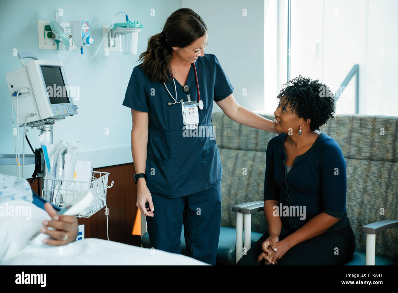 Nurse patient talking male female hi-res stock photography and images ...