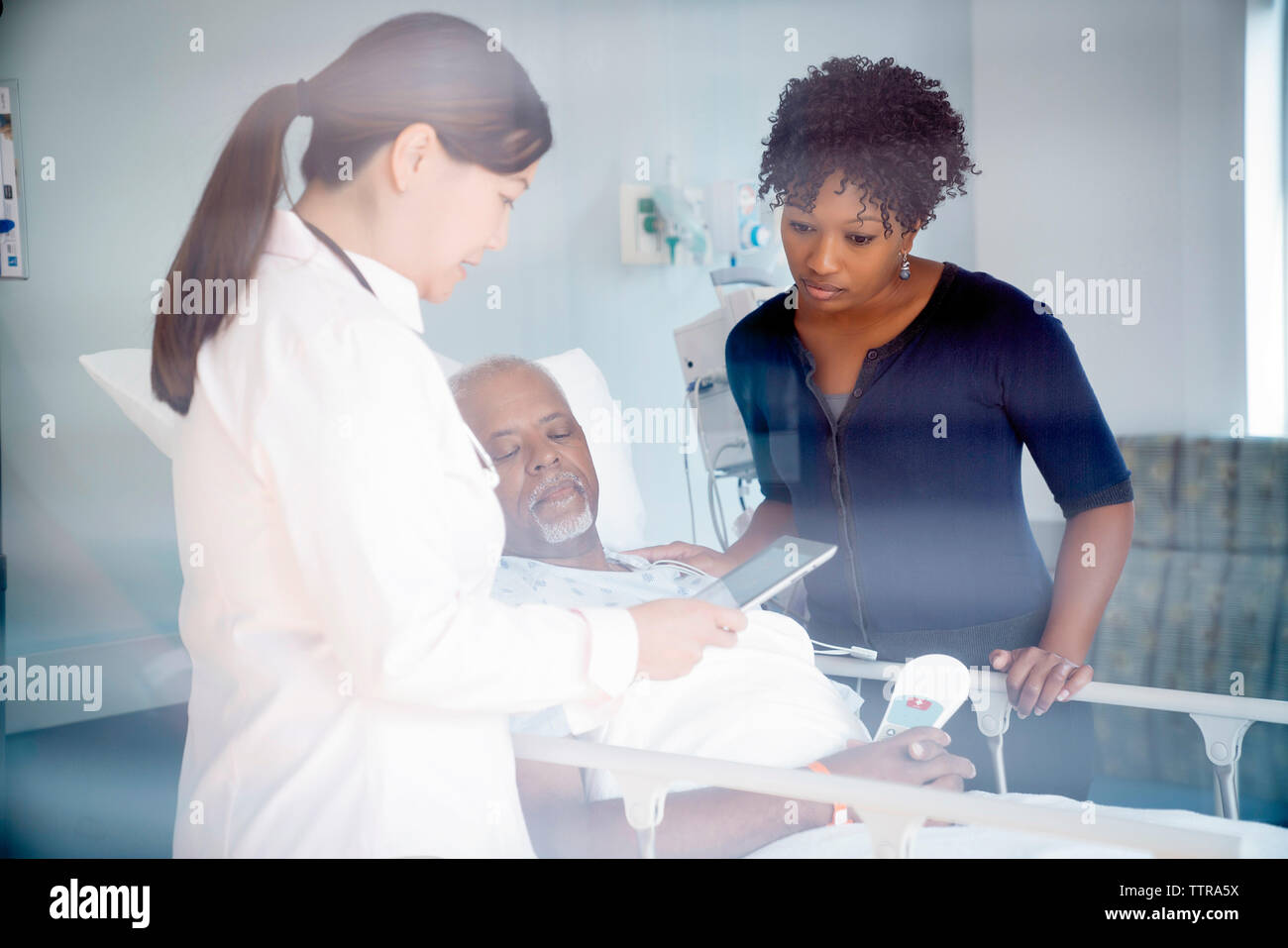 Hospital patient family hi-res stock photography and images - Alamy
