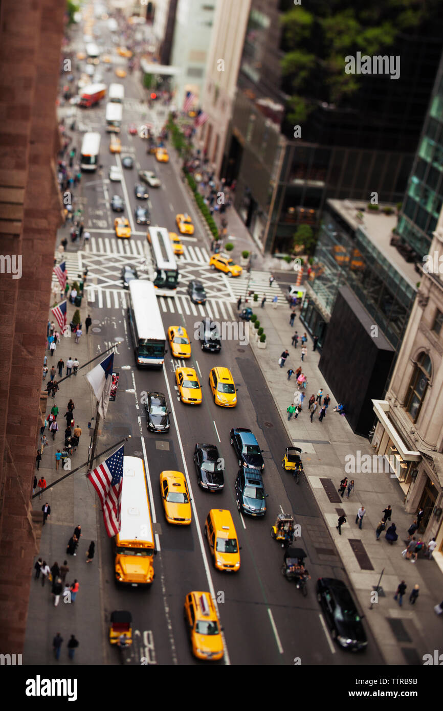 Buses city street architecture hi-res stock photography and images - Alamy