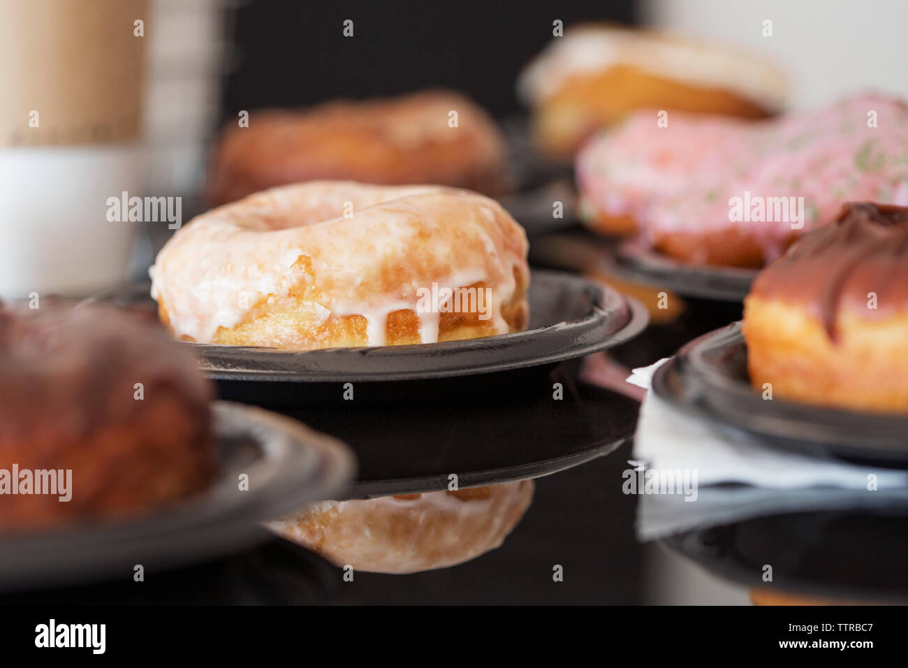 Eat donuts hi-res stock photography and images - Alamy